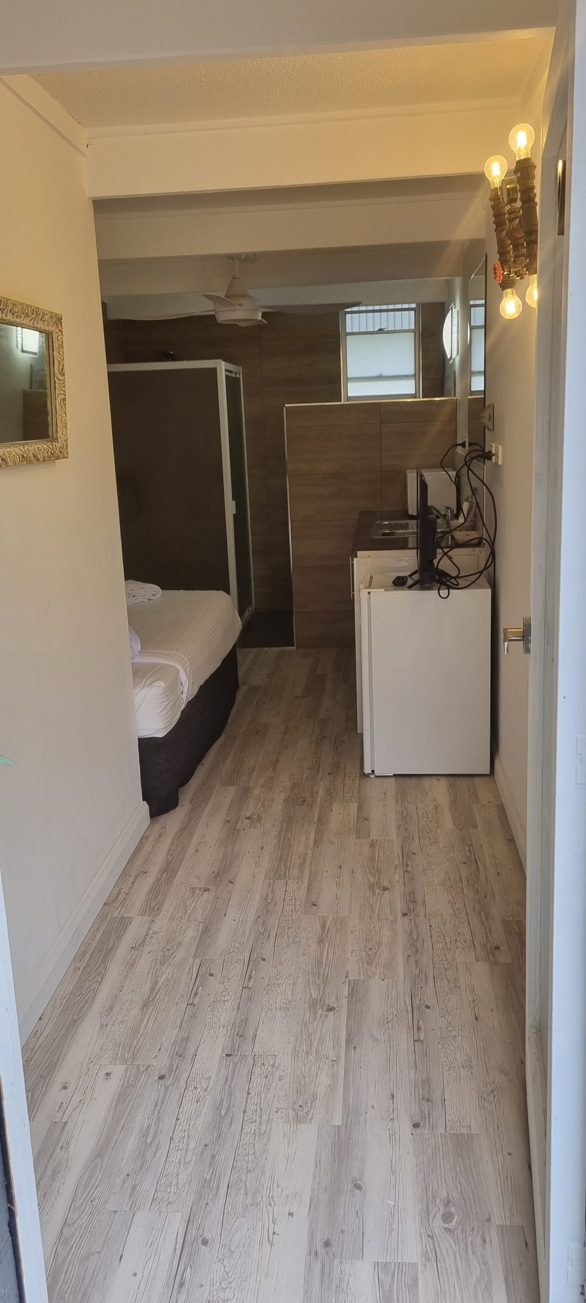 KING SINGLE ROOM - Fiesta Motel