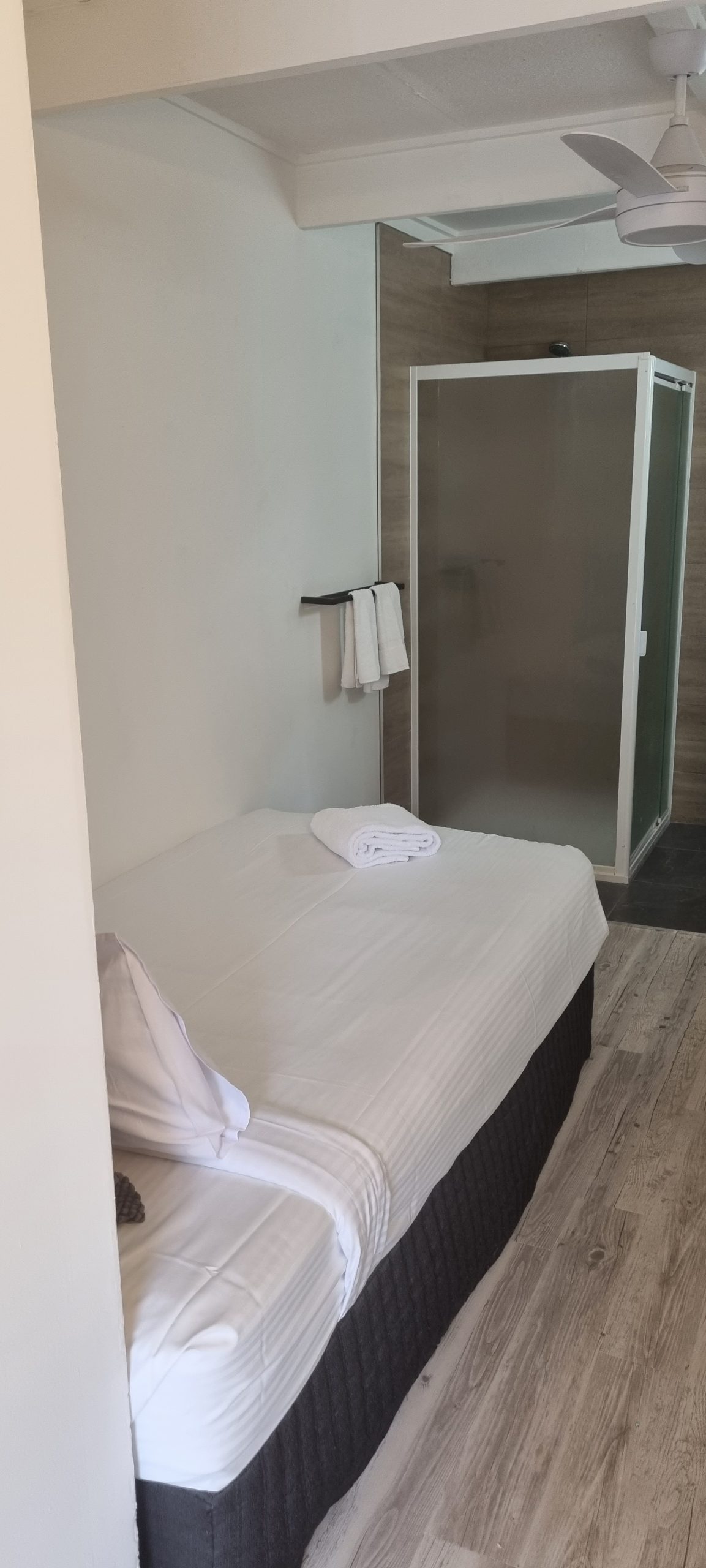 KING SINGLE ROOM - Fiesta Motel